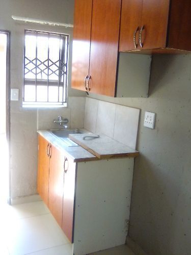 Spacious Bachelor unit, Protea Glen | RentUncle