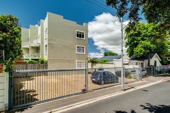 2 Bed Apartment in Wynberg Upper, Wynberg Upper | RentUncle