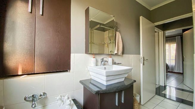 2Bedroom in phoenix view estate, The complex has security 24hrs, Tennis ...