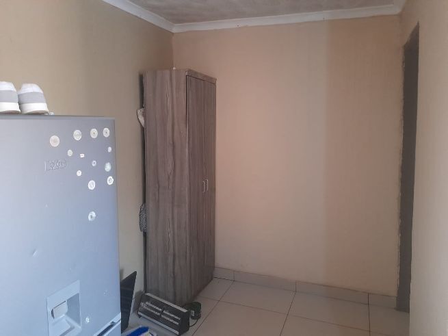 Bachelor Room, Soweto | RentUncle