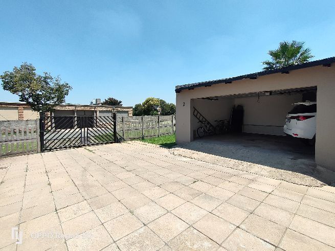 Beautiful 3 bedroom, two bathroom house with a pool to rent R14000 ...