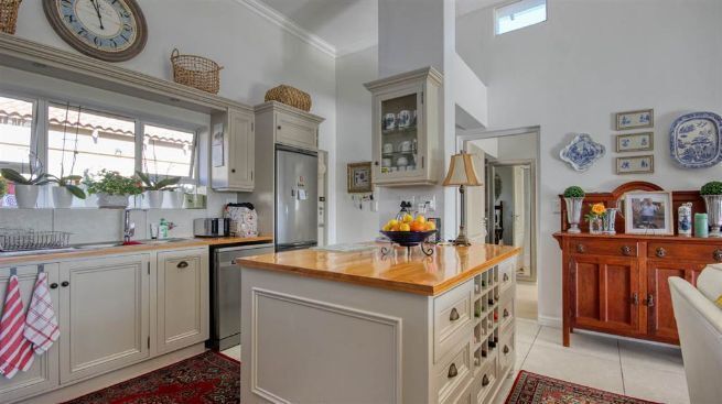 2 Bed Apartment in Hamilton ready, Grassy Park | RentUncle